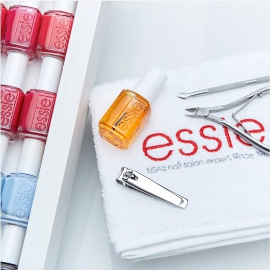 head to mistletoe: festive green nail polish | essie